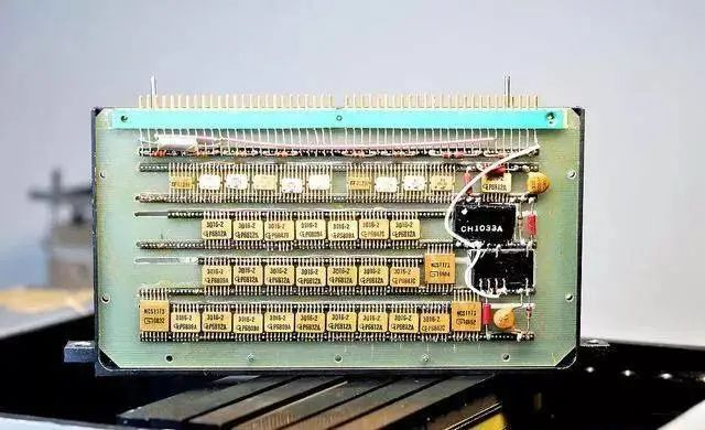 拆解1968年的美国军用计算机后，发现了好多“祖师爷”级别的芯片！！！-CSDN博客