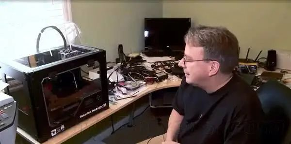 Linus，乔布斯，比尔盖茨，扎克伯格等大佬的办公桌什么样？-CSDN博客
