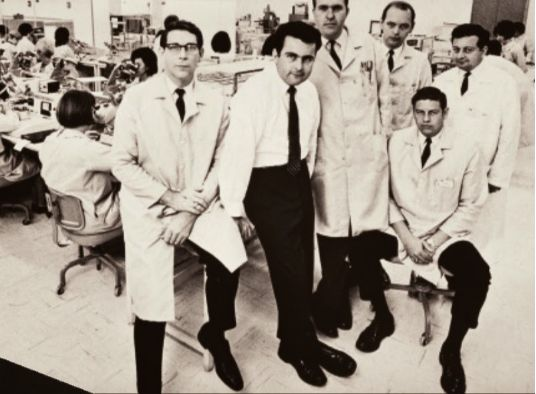 鲍勃·维德拉（Bob Widlar），他不仅是一位优秀的硬件工程师，还是一位传奇人物。...-CSDN博客